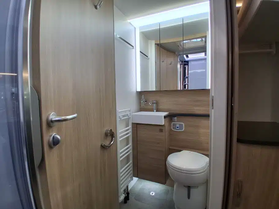 Luxusliner auf Sprinter: Frankia I 7400 Plus Platin Pure Final Edition ...